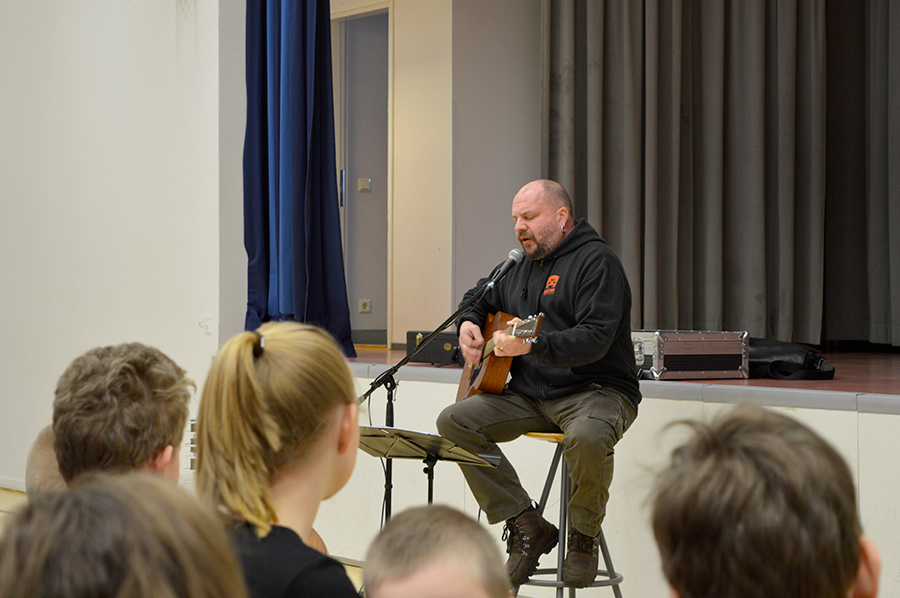 Trio Niskalaukauksen Timo Rautiainen vieraili yhtenäiskoululla ...