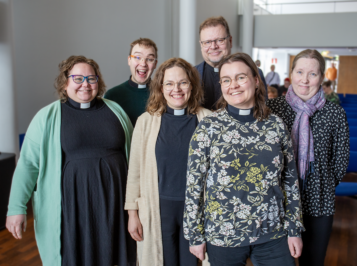 Papit laulavat poppia parvella - Sulkava-lehti