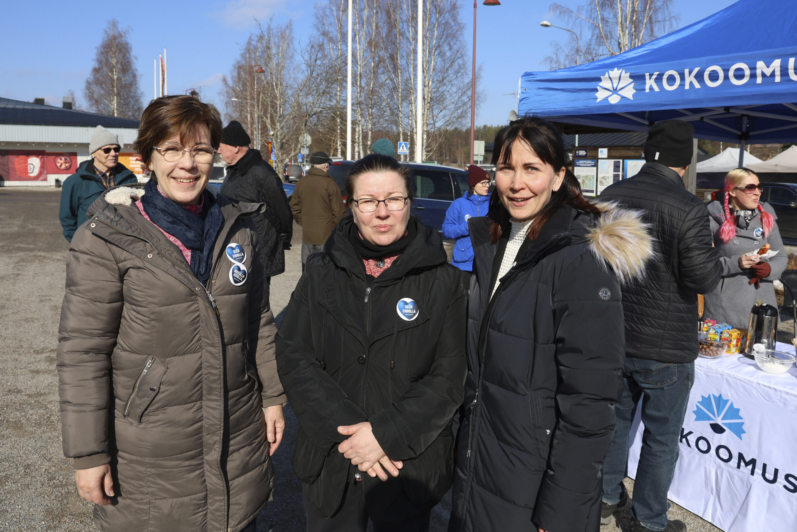 Sulkavan kokoomus esillä torilla - Sulkava-lehti